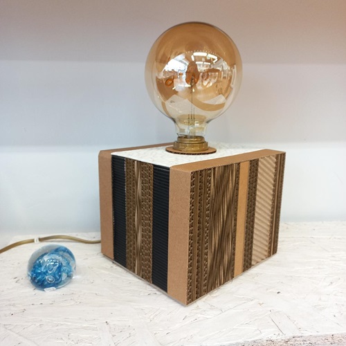 Luminaire en carton "Le Kube" : KRL : l'inventive cartonniste